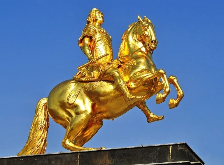 Statuile ecvestre reprezinta istoria unei natiuni. Eroii in amintirea ...